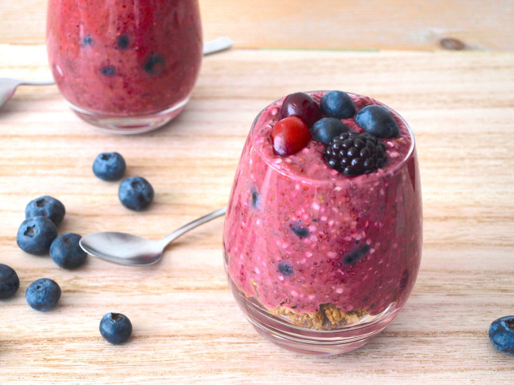 Chia pudding met rood fruit, een gezond ontbijtje of tussendoor